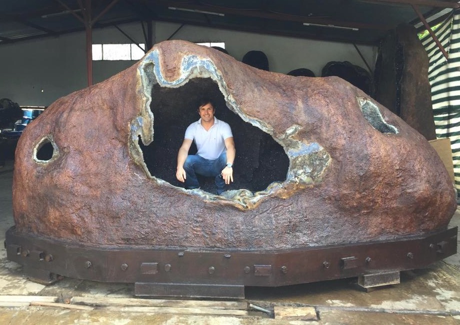 What is the largest geode in the world? - FossilEra.com